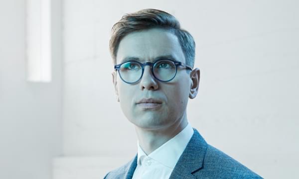 The Elegant Icelandic Pianist and the Woman with Blurry Hands: Òlafsson ...